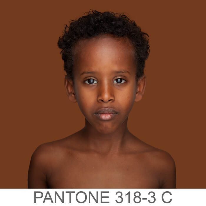 Una pantonera que cataloga el color de la piel humana frente - mott social